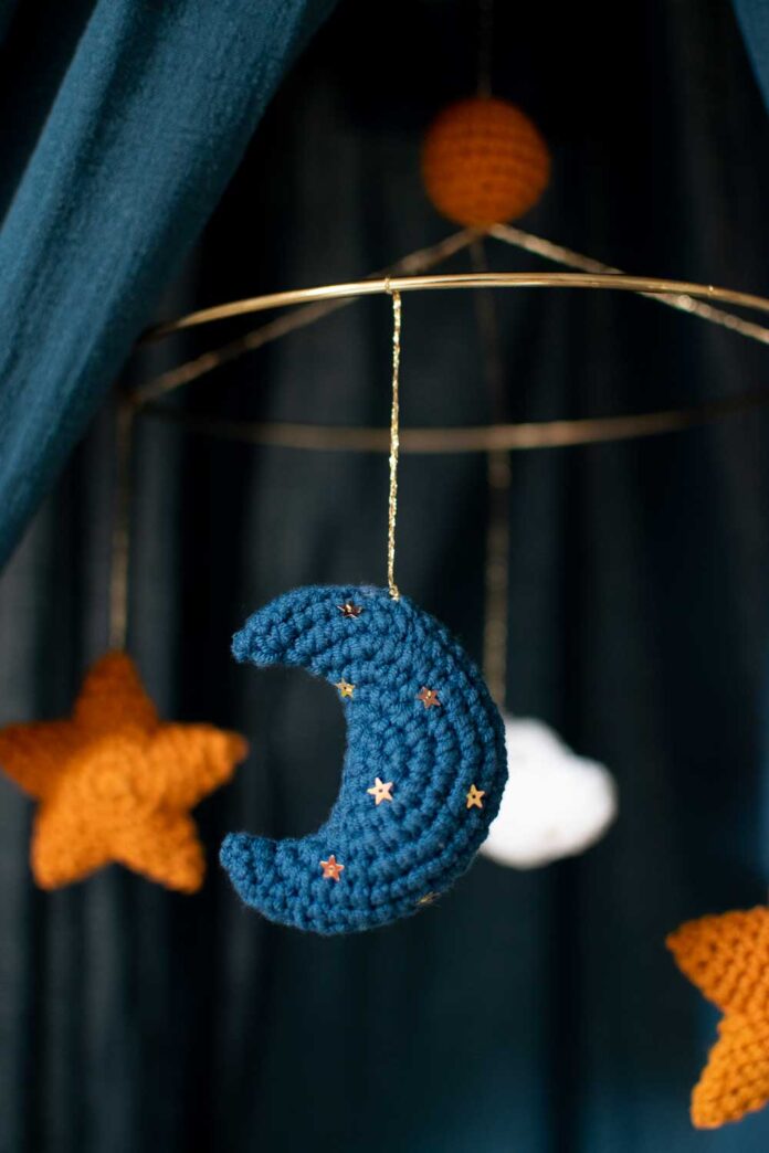 Moon and stars baby mobile - Octopus Crochet Free Patterns